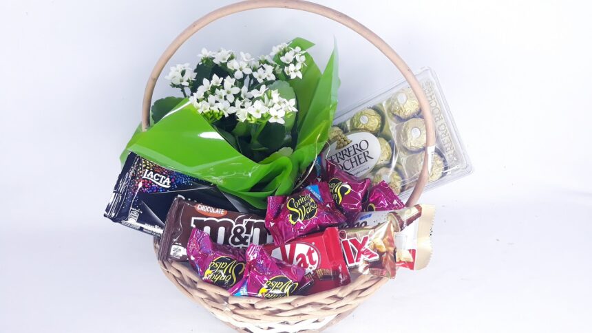 Cesta De Chocolates E Flores De Flores